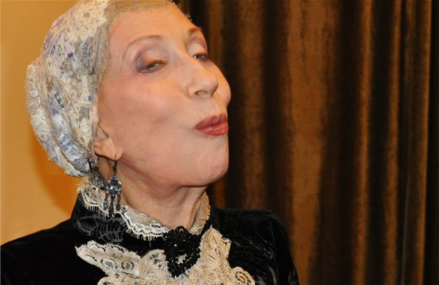 Filmová Marfuša je na divadle vášnivou babičkou. A stále louská ořechy ...