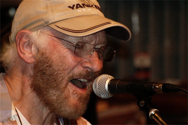 Zemřel Tony Sheridan, zpěvák, který stál u prvních kroků Beatles - iDNES.cz