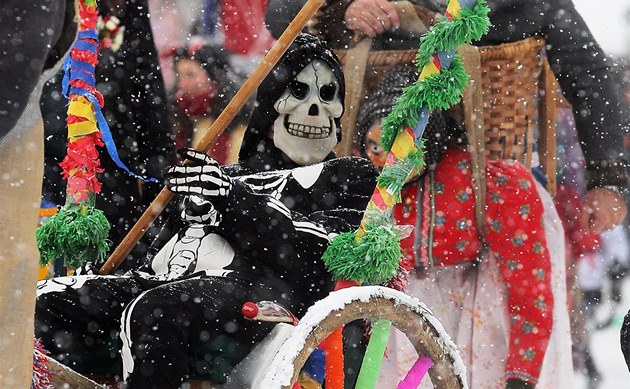 OBRAZEM: Na masopust v Postřekově přijela i smrtka v kočáře - iDNES.cz