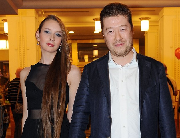 VIDEO: Dává mi svoje srdce, říká o 19 let mladší přítelkyni Okamura ...