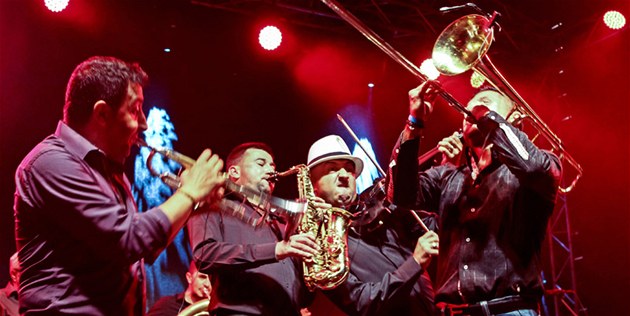 Přijíždí Mahala Rai Banda, kapela, která hrála Boratovi - iDNES.cz