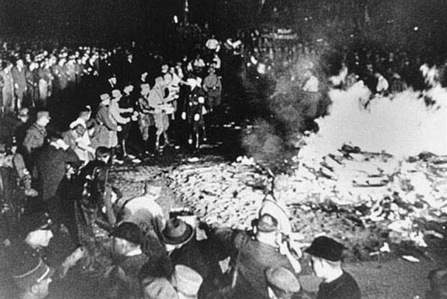 Zničte knihy! Popelem lehl Korán, Talmud, Dubliňané i Harry Potter ...