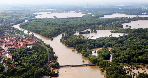 VIDEO: Podívejte se na letecké záběry zatopených oblastí - iDNES.cz