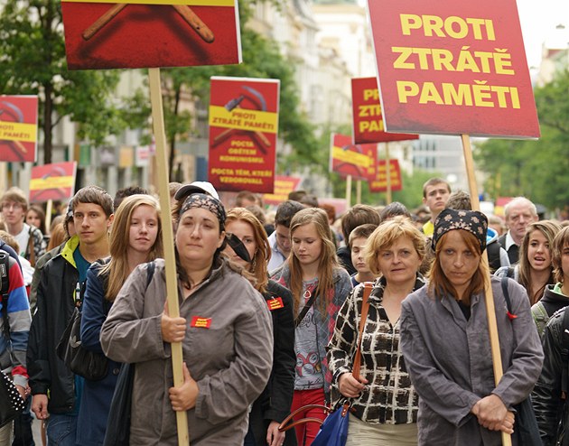 Stovky lidí pietním průvodem připomněly zapomínání zločinů komunismu ...
