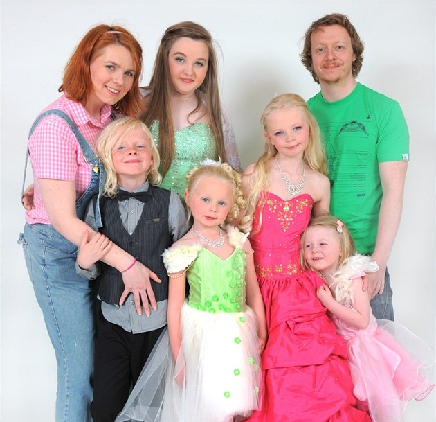 Britka posílá všechny dcery na miss, prý jim to prodlouží dětství ...