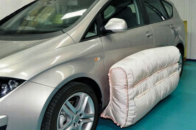 Auta budou mít airbagy i zvenku na dveřích - iDNES.cz
