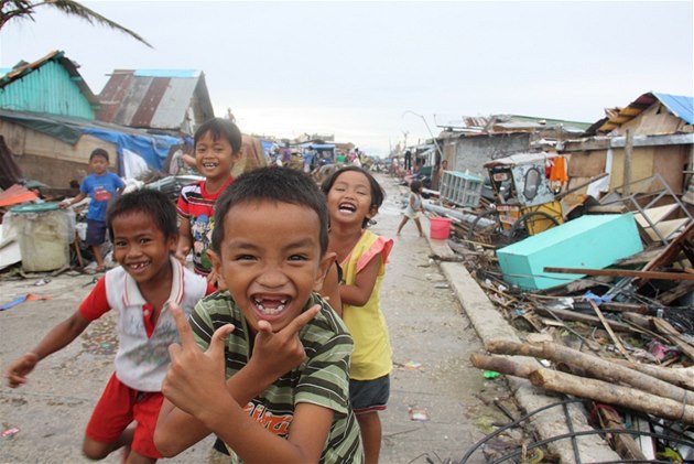 Filipínci se už zase usmívají a uklízejí trosky, pomáhají jim i Češi ...