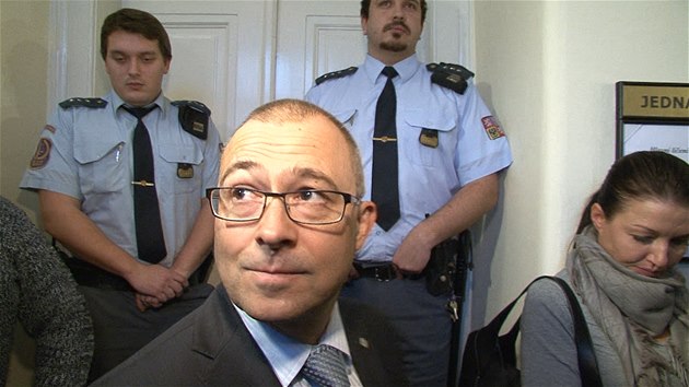 Martin Barták u soudu - iDNES.tv