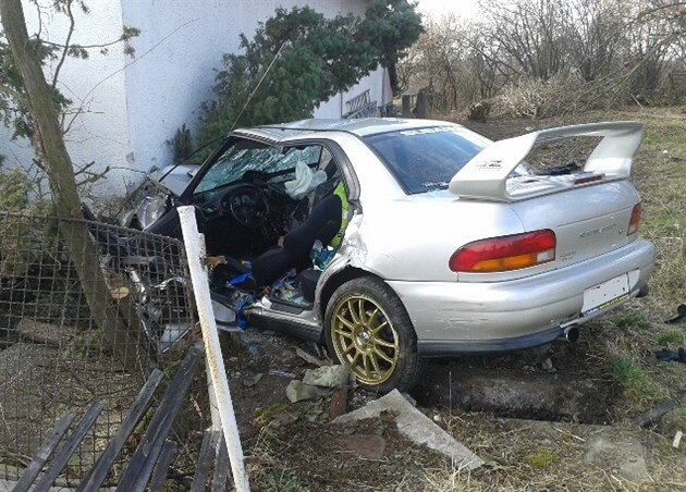 Sportovní subaru vrazilo na Pardubicku do domu. Spolujezdec zemřel ...