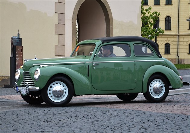 Fotogalerie: Poválečná Škoda 1101 (a později 1102), motoristickou ...