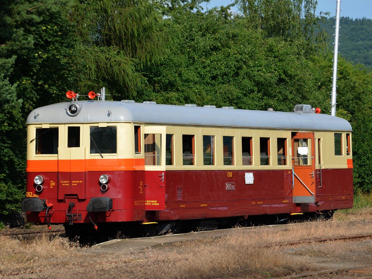 „Kredenc“ zase jezdí. Historický motorák v létě spojuje železniční muzea