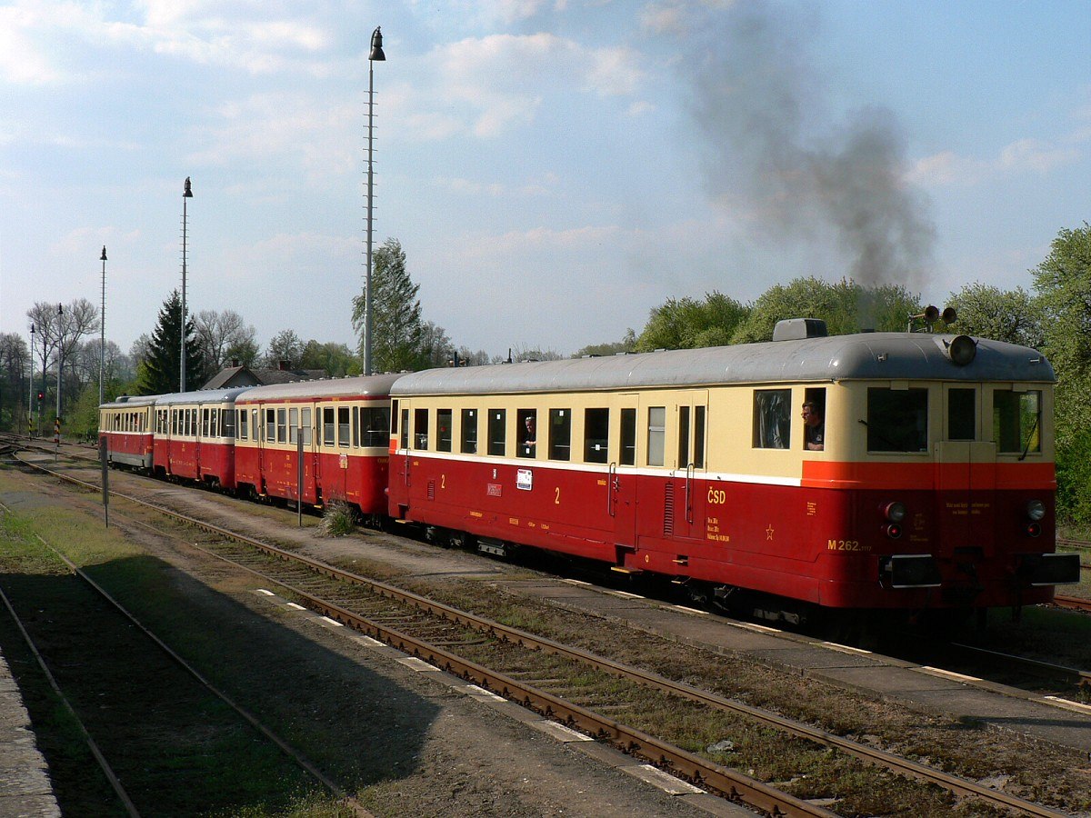 „Kredenc“ zase jezdí. Historický motorák v létě spojuje železniční muzea