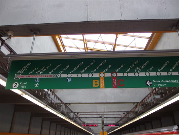 VIDEO: Dejvická už není konečnou, hlásají cedule na nástupištích metra ...