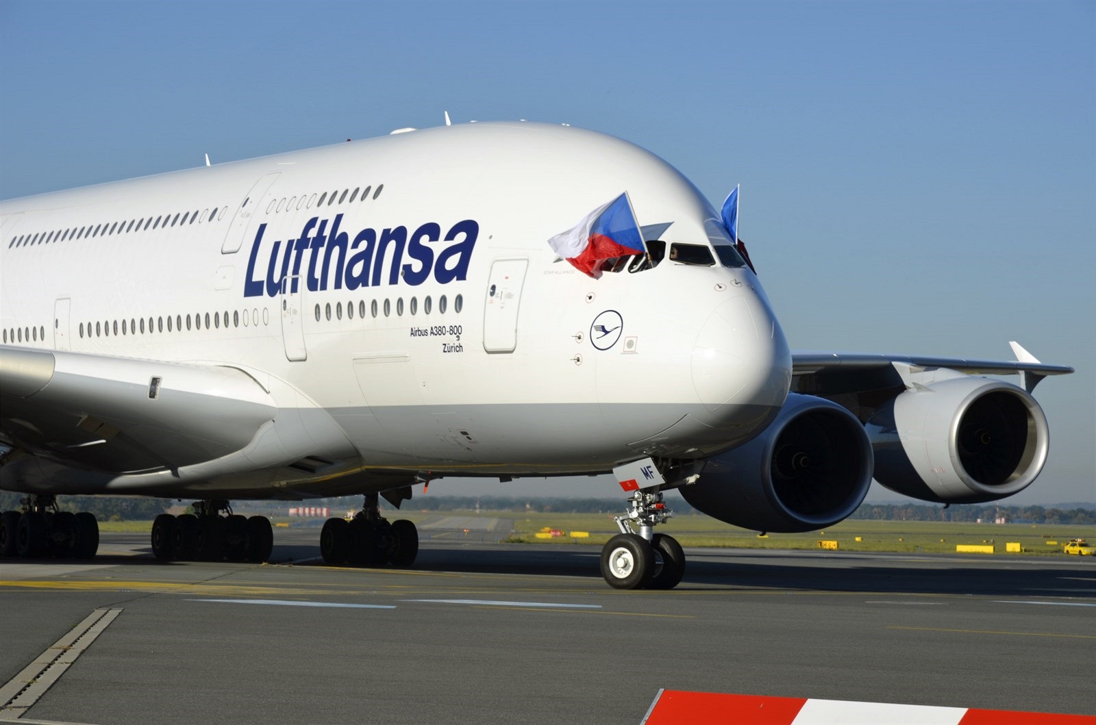 VIDEO: Obří Airbus A380 obnovil spojení s Emiráty, Praha ho vítala v mlze