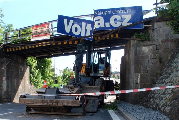 VIDEO: Kamion neodhadl výšku a zdemoloval železniční most v Nové Pace ...