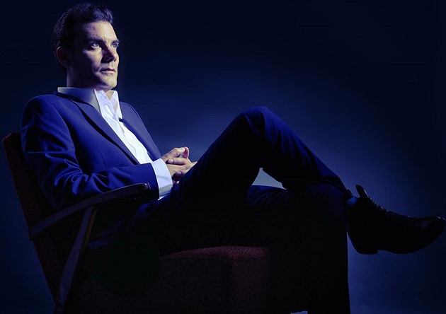 VIDEO: James Harries složil novou písničku v opuštěném hotelu - iDNES.cz