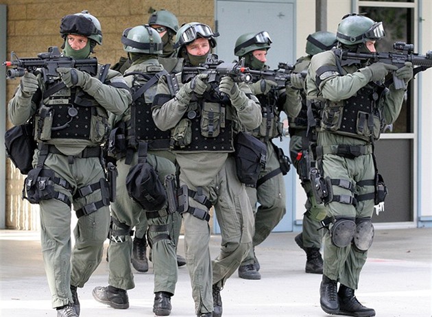Hráče Call of Duty přijela zpacifikovat zásahová jednotka SWAT - iDNES.cz