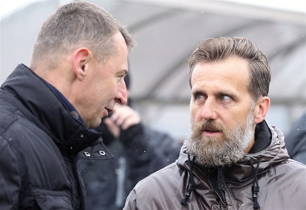 Fotogalerie: Petr Kouba (vlevo) a Karel Poborský při návštěvě fotbalové ...