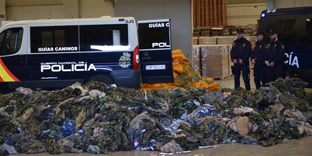 VIDEO: Španělé rozprášili velkoobchod džihádistů, našli 20 tisíc ...