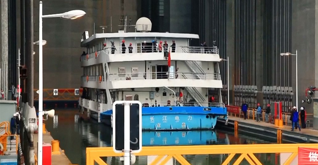 VIDEO: Největší lodní výtah na světě zvedá až 15 tisíc tun - iDNES.cz