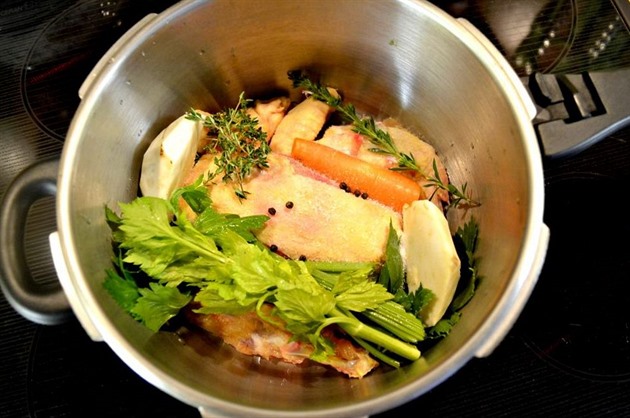 Vývar je ideální lék na podzimní sychravo. Postup podle foodblogerky ...