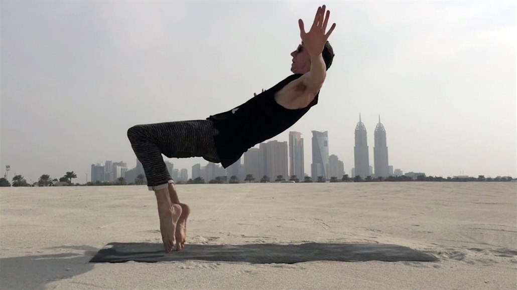 VIDEO: Jóga jinak. Tato vám zamotá hlavu a zauzluje tělo - iDNES.cz