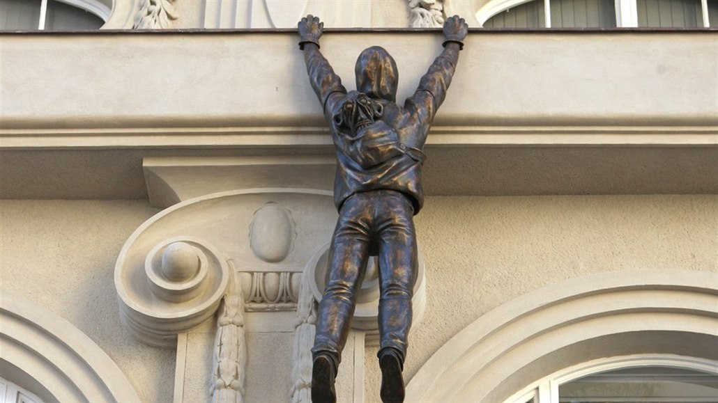 VIDEO: Socha lupiče od Davida Černého ručkuje po římse, nadává a funí ...