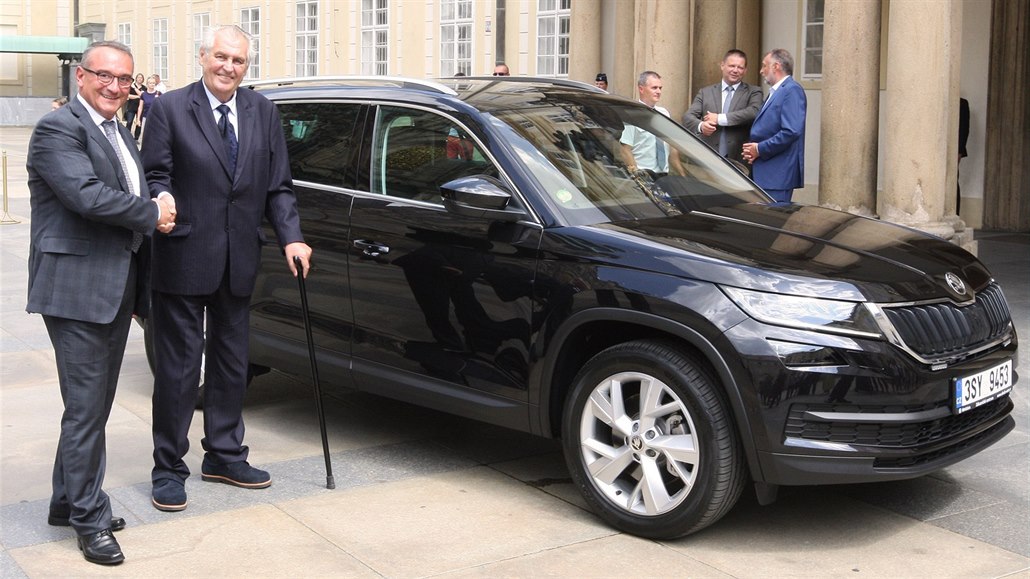 Zeman převzal kodiaqa, který „méně drncá“. Využije ho hlavně v krajích ...