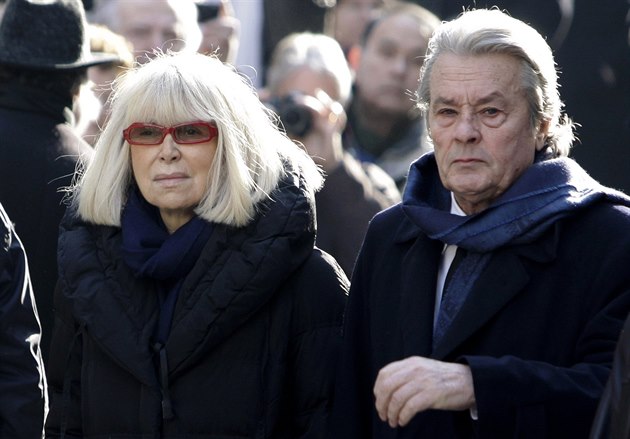 Fotogalerie: Mireille Darcová a Alain Delon na pohřbu Annie Girardotové ...