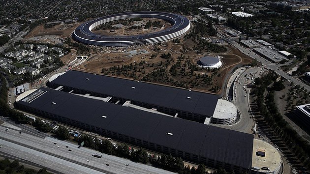 Apple představuje nový revoluční iPhone X a další modely - Společnost ...