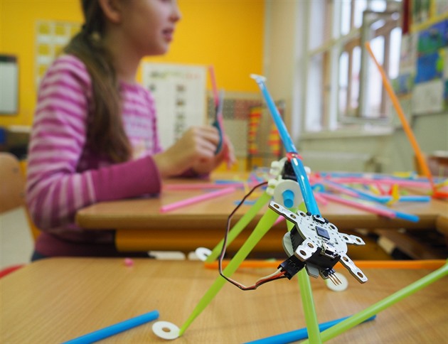 Robot jako učební pomůcka. Švédské děti se učí programovat pomocí brček ...