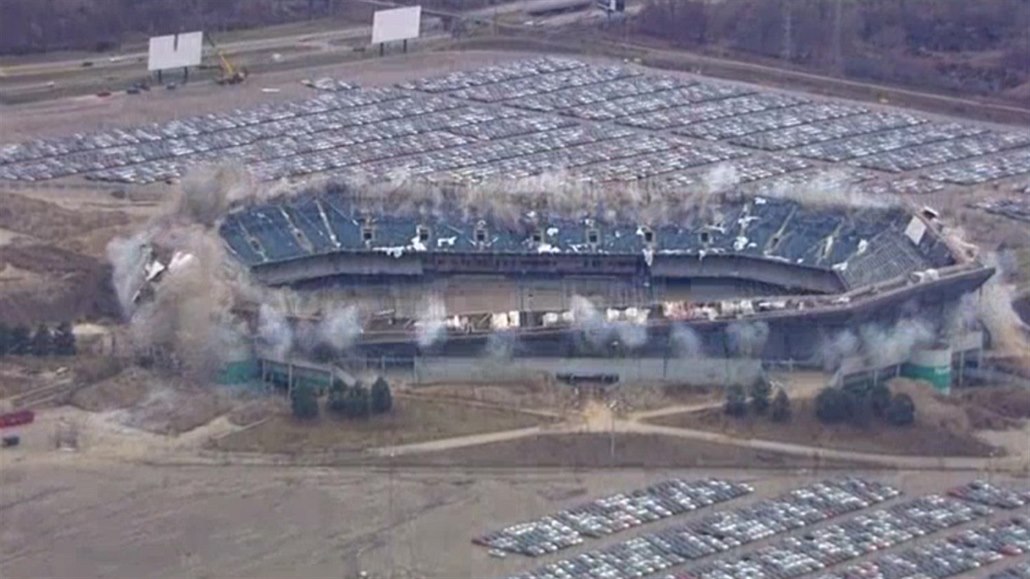 VIDEO: Demolice stadionu v Detroitu se povedla až napodruhé - iDNES.cz