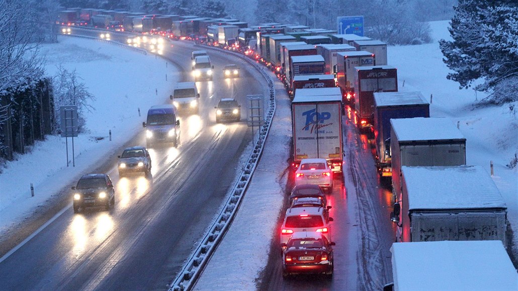 Sníh a vítr komplikují dopravu, silnice mohou klouzat. D1 je průjezdná ...