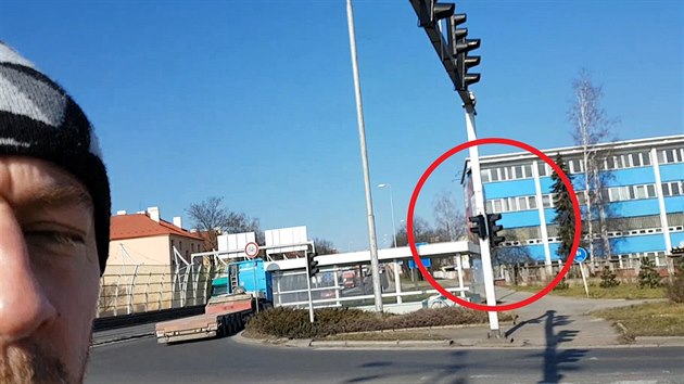 Na křižovatce v Hradci Králové ohrožoval chodce otočený semafor - iDNES.cz