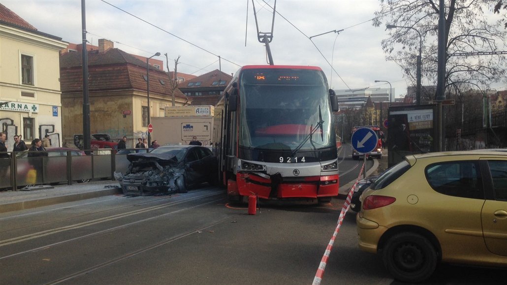 Nehoda tramvaje s osobním autem blokovala dopravu na Albertově - iDNES.cz