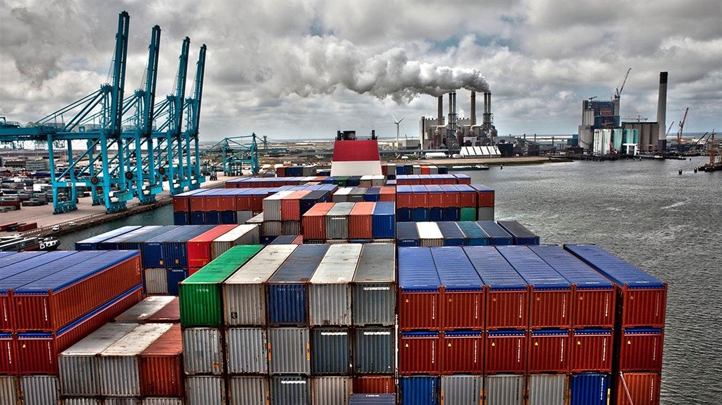 Do Rotterdamu plují dopady viru, přístav očekává překládku menší až o ...