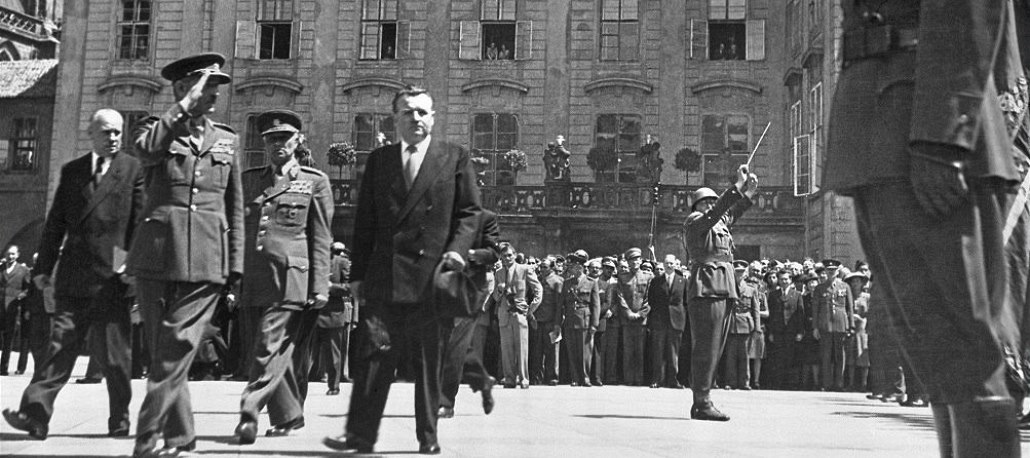 Gottwald na Hradě. Dostával dary od závodů a na smrt poslal i svého ...