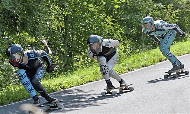 Na skateboardu sviští až stovkou. Světová elita pobaví Kozákov - iDNES.cz