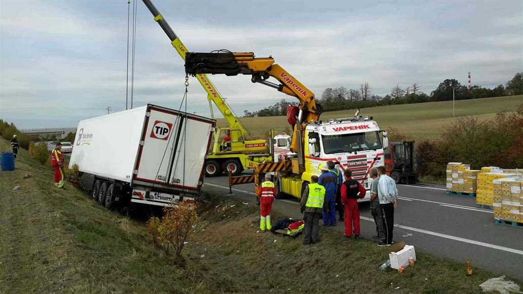 Řidič kamionu se nevěnoval řízení, při nehodě vysypal náklad sušenek ...