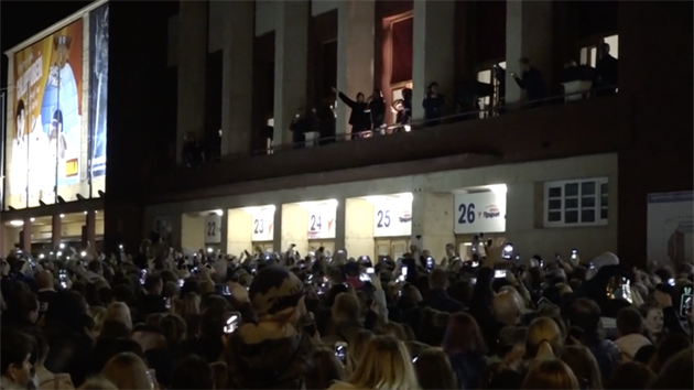 VIDEO: Marcus & Martinus nevystoupili, Derulo zpíval jen z balkonu ...