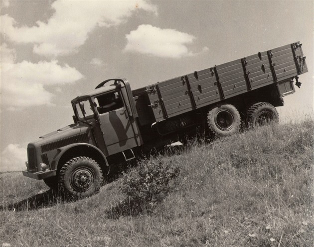 Tatra 111 dobyla Sibiř. V Rusku má pomník a v Číně převálcovala vlak ...