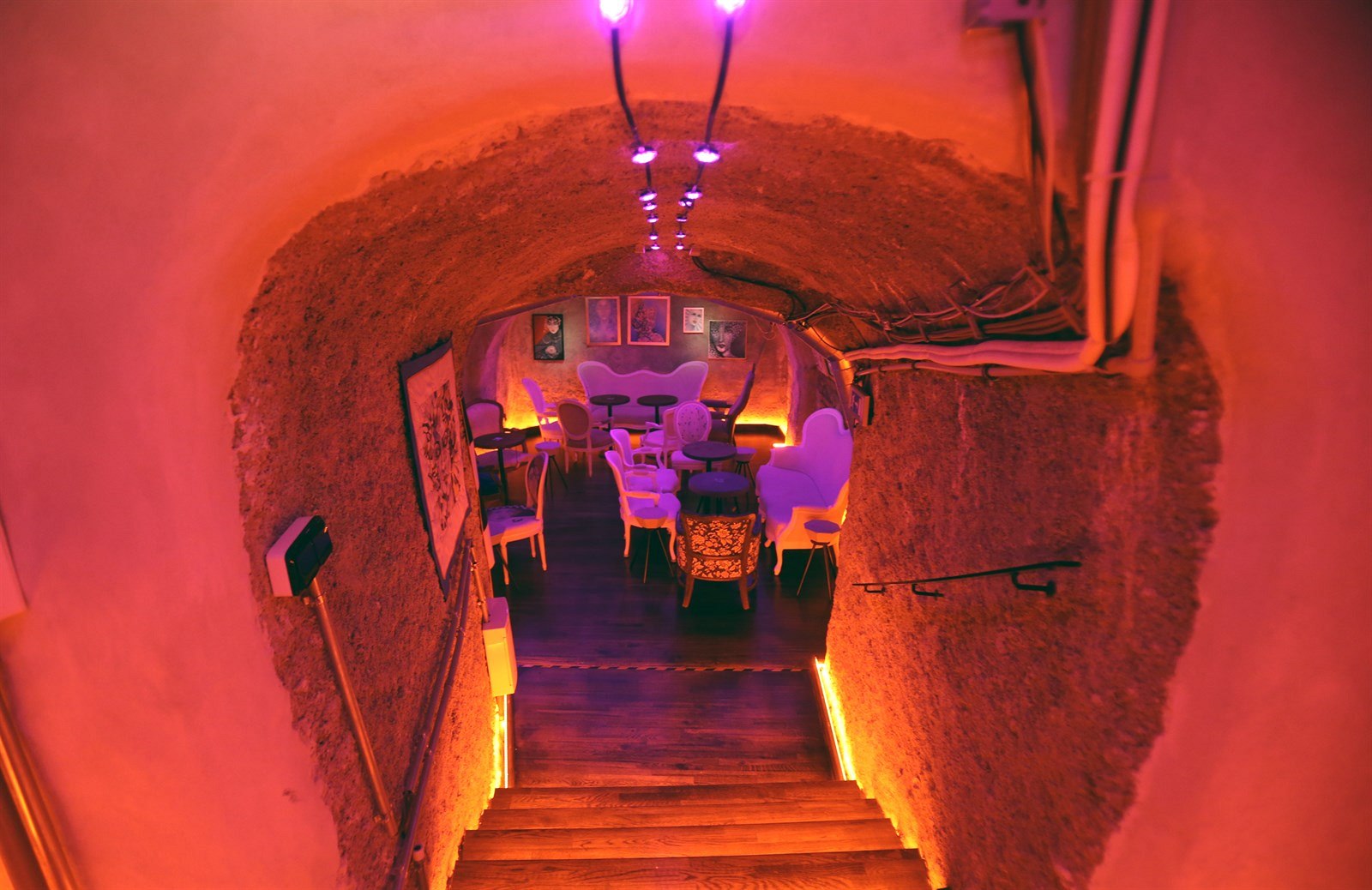 Brněnský bar těsně před znovuotevřením vykradl zloděj, odnesl vodní dýmky