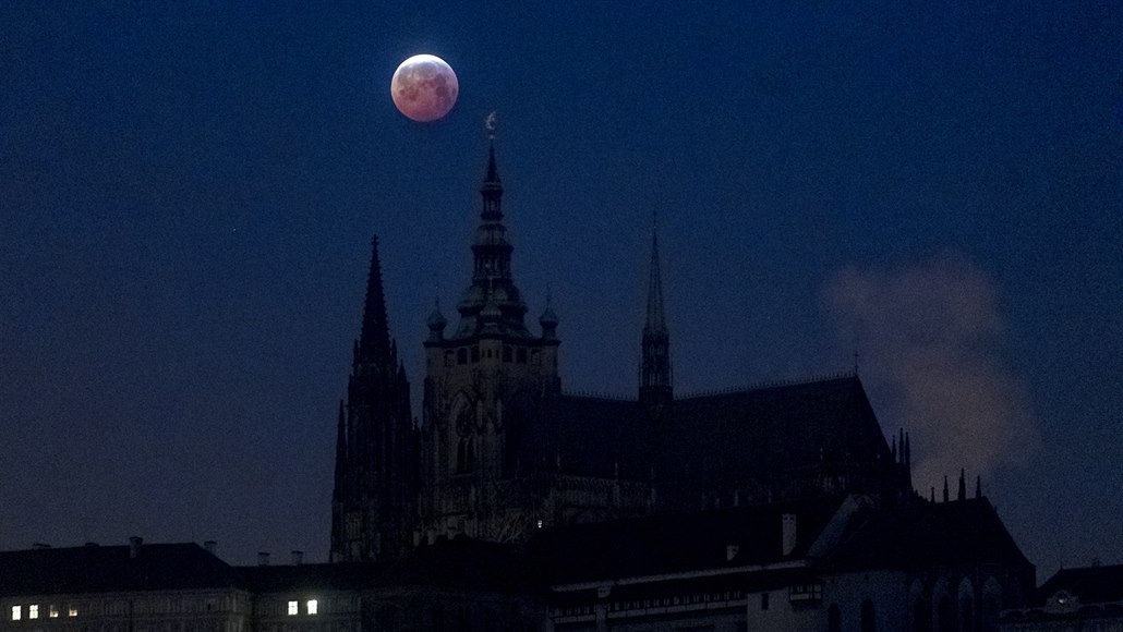Měsíc ráno opět zrudnul, úplné zatmění doprovázel superúplněk - iDNES.cz