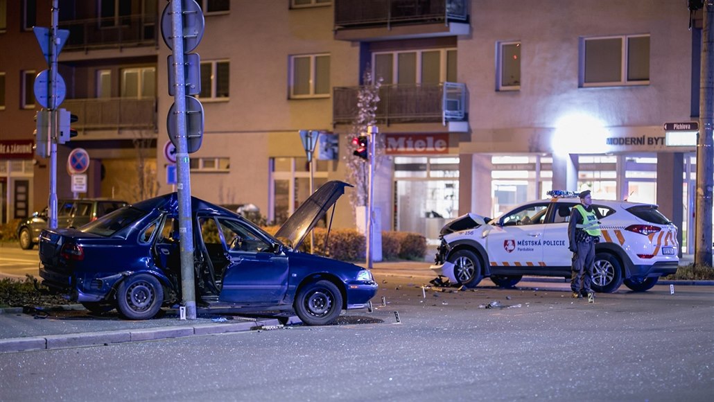 VIDEO: Auto jedoucí na červenou narazilo do houkajícího vozu strážníků ...