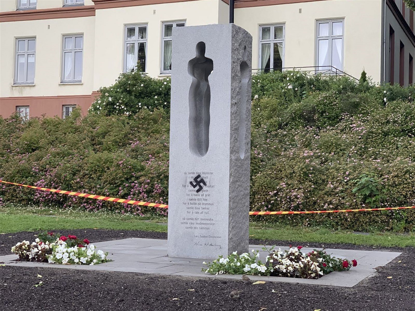 V den výročí na památník Breivikových obětí někdo nasprejoval hákový kříž
