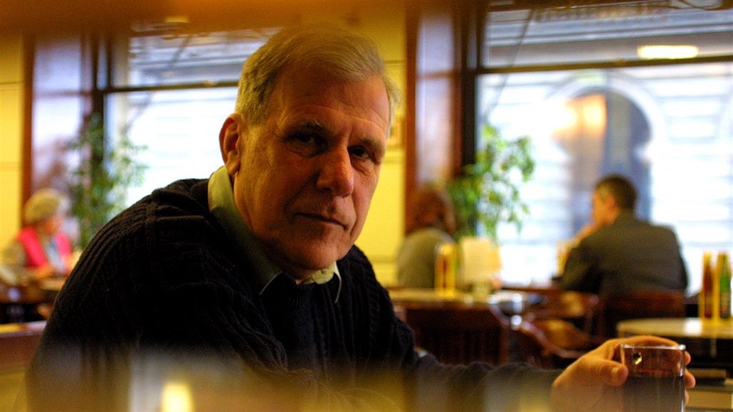 Zemřel Jan Schmidt, režisér Osady Havranů, Vracenek či Stříbrné paruky ...