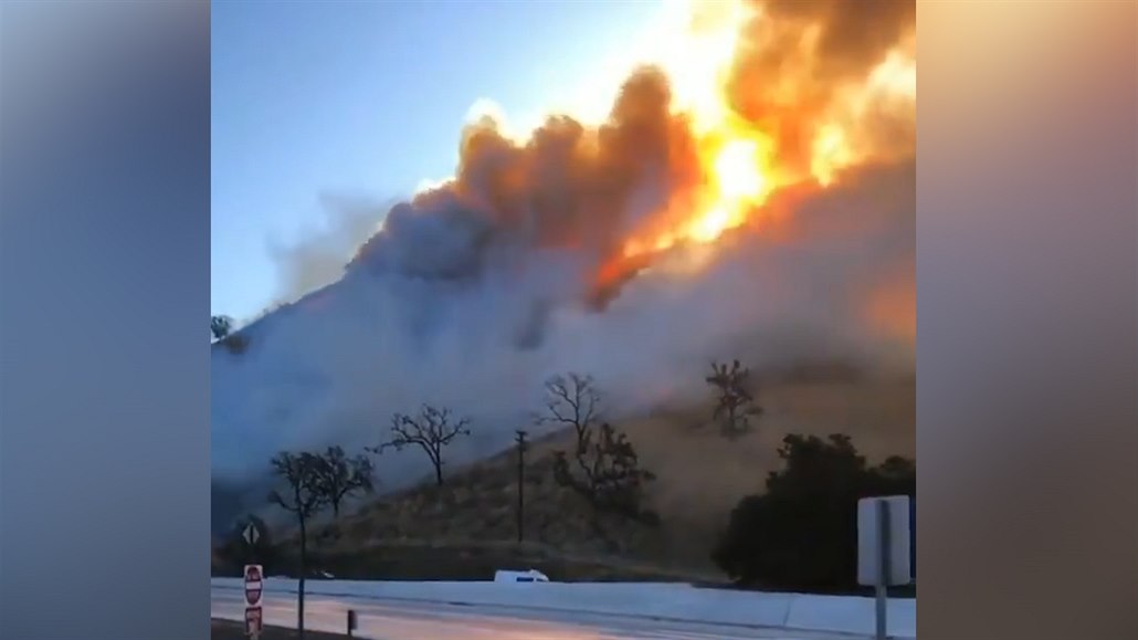 Srbsko-bulharské pohoří spaluje požár, Bělehrad přivolal ruský letoun ...
