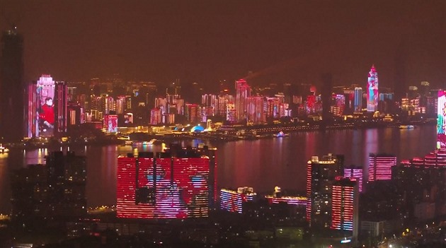 Město Wu-chan se znovu otevřelo. Slavilo se světelnou show - iDNES.tv