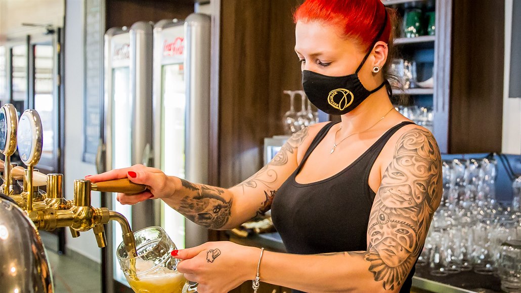 PŘEHLEDNĚ: Hospody dnes zavřou ve 22 hodin, fotbal jen pro 2 tisíce ...