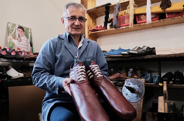 Rumunský obuvník chrání zákazníky. Vyrábí boty pro udržení rozestupů ...